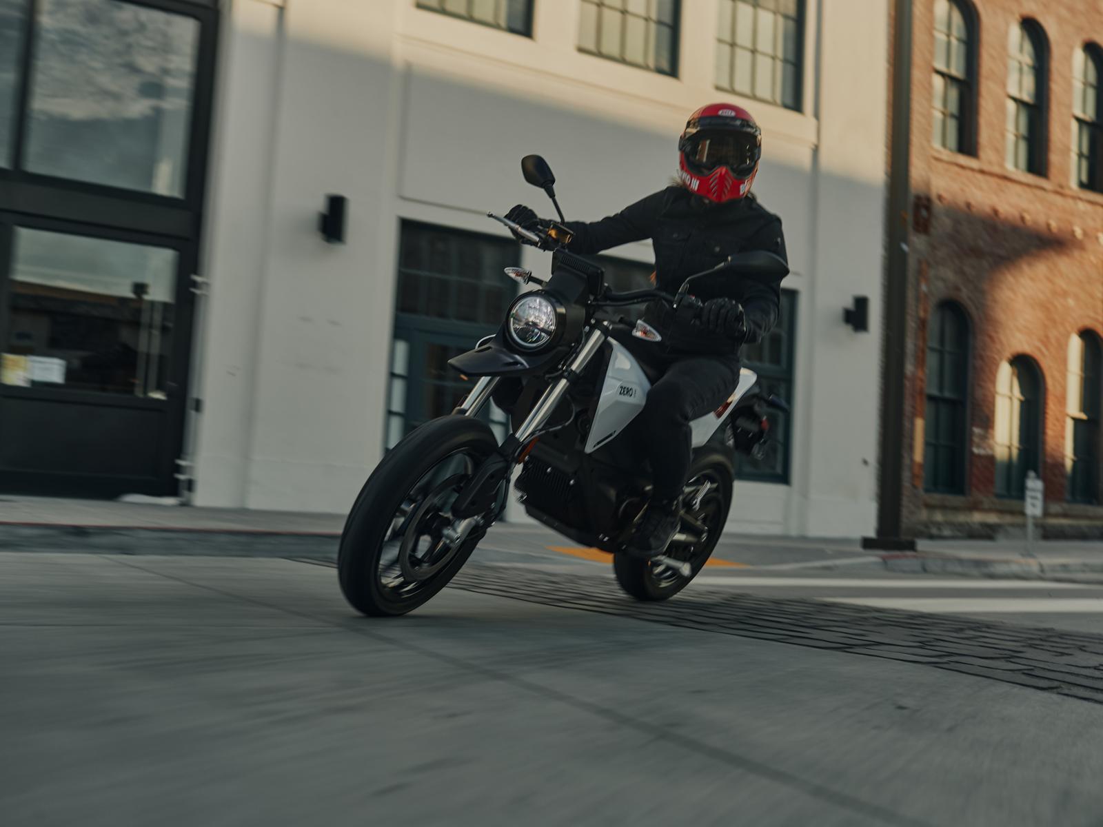 Zero FXE -sähkömoottoripyörä - sähköinen supermoto